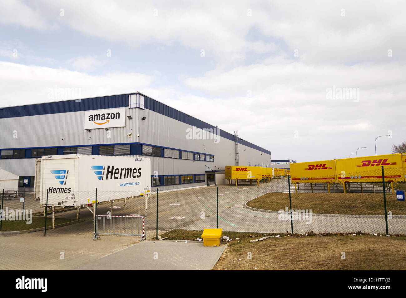 Hermes delivery logo hi-res stock photography and images - Alamy