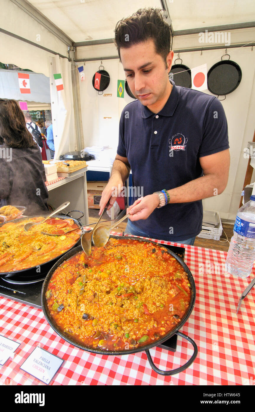 Cook cooking paellas Stock Photo - Alamy