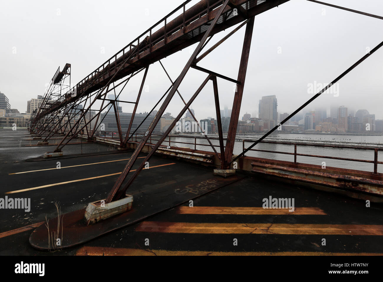 Pier 40 hudson river hi-res stock photography and images - Alamy