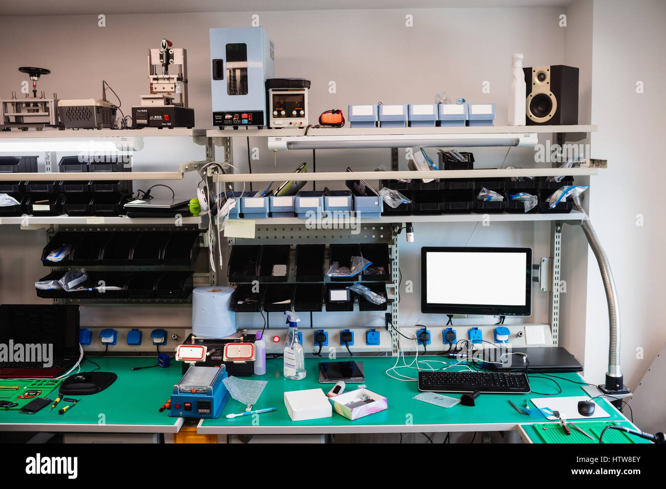 Hardware repair service electronic hi-res stock photography and images ...