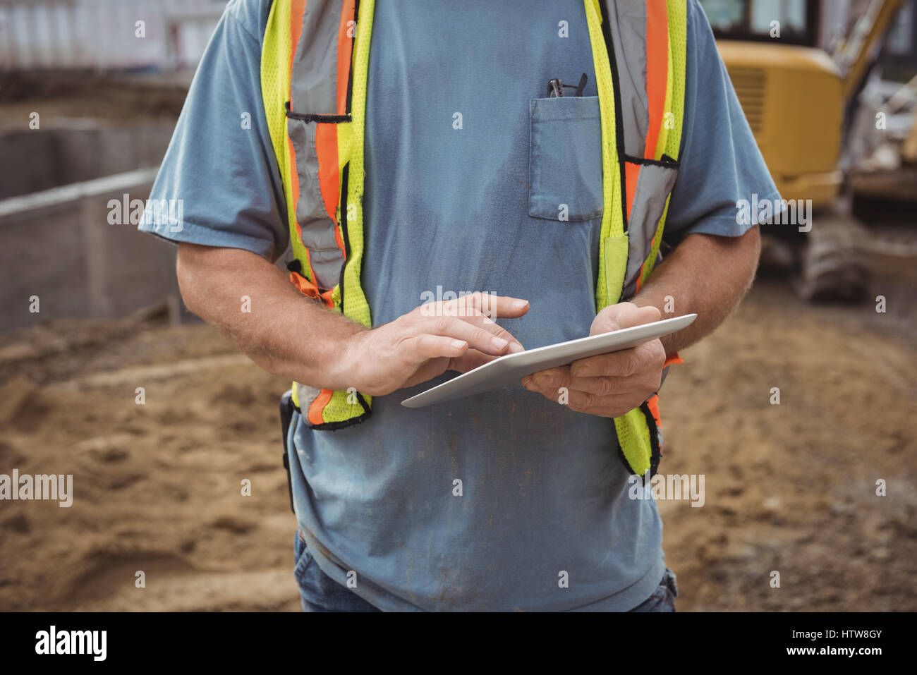 Construction man using tablet hi-res stock photography and images - Alamy