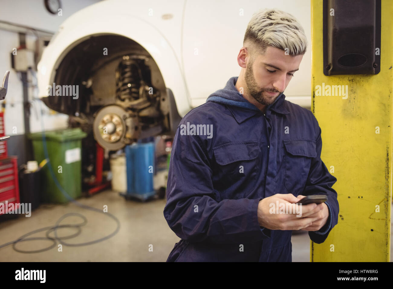 Car mechanic using mobile hi-res stock photography and images - Alamy