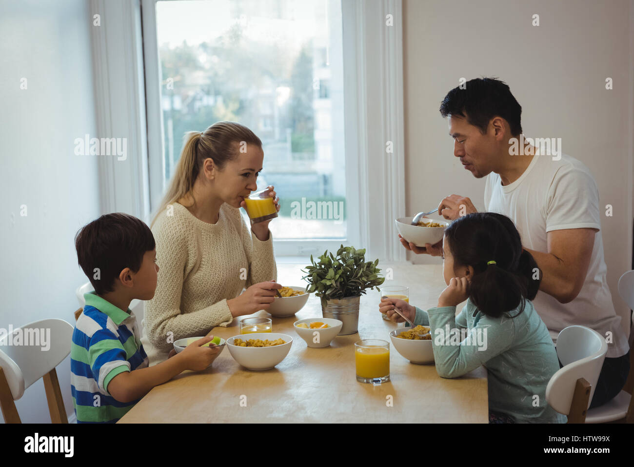 Family meal home table hi-res stock photography and images - Alamy