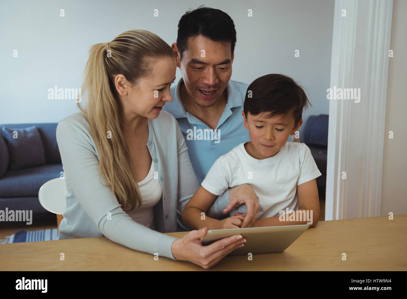 Family talking using tablet computer hi-res stock photography and ...