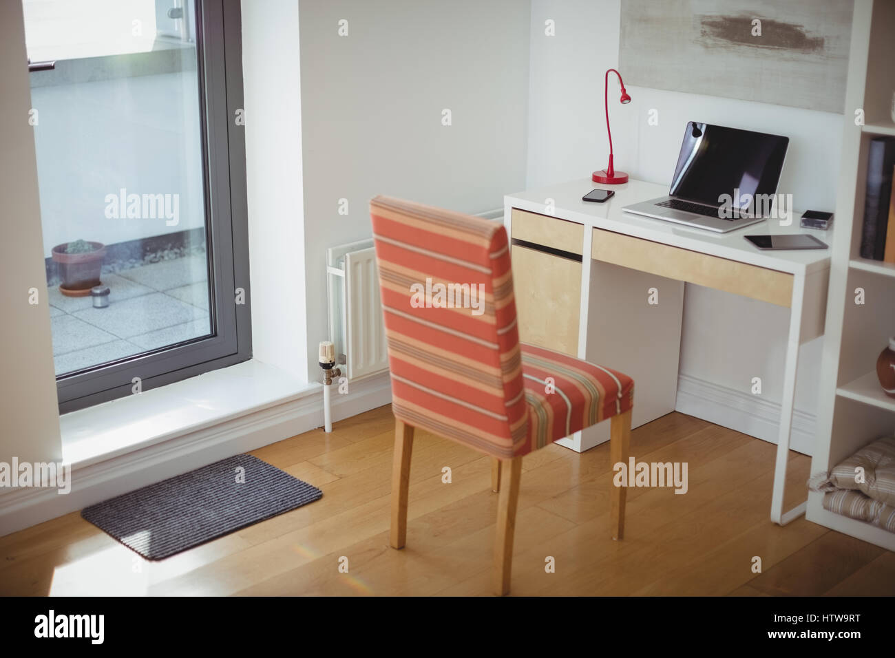 Empty chair hi-res stock photography and images - Alamy