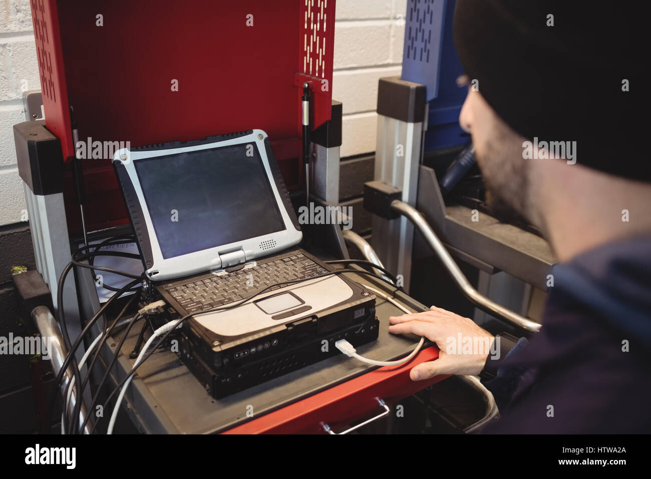 Auto mechanic working laptop hi-res stock photography and images - Alamy