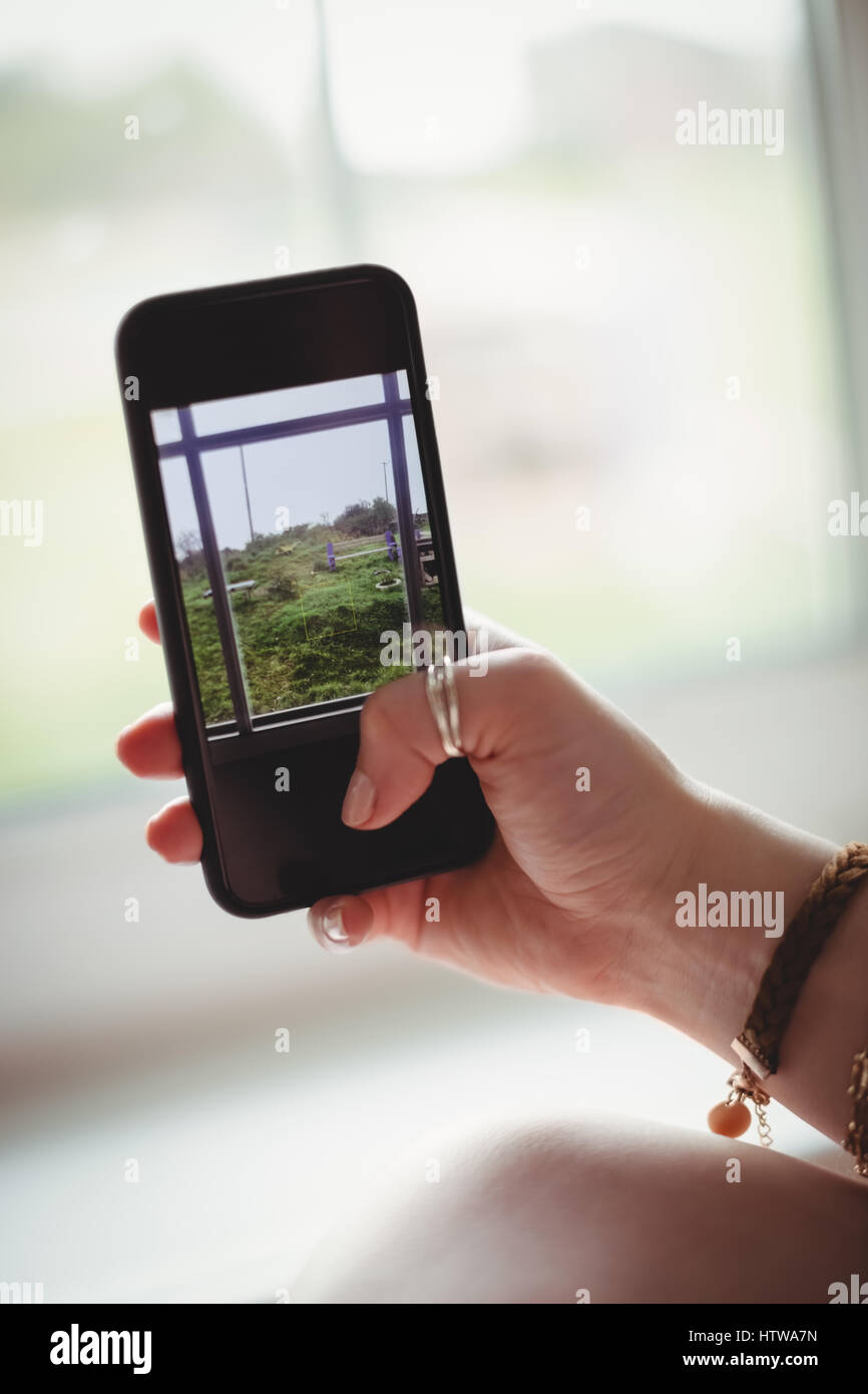 Woman taking a photo with her mobile phone hi-res stock photography and ...