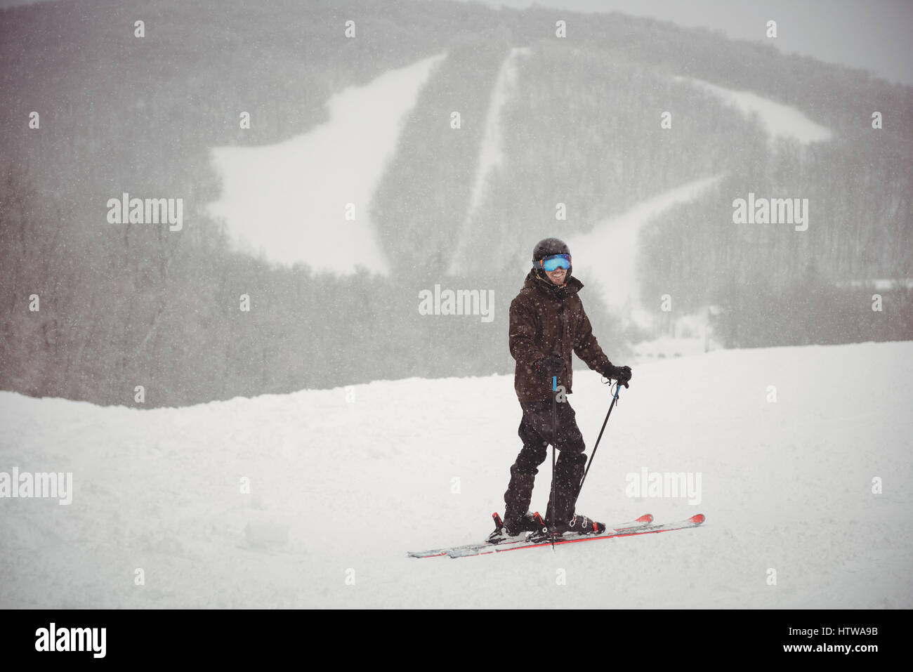 Man skiing hi-res stock photography and images - Alamy