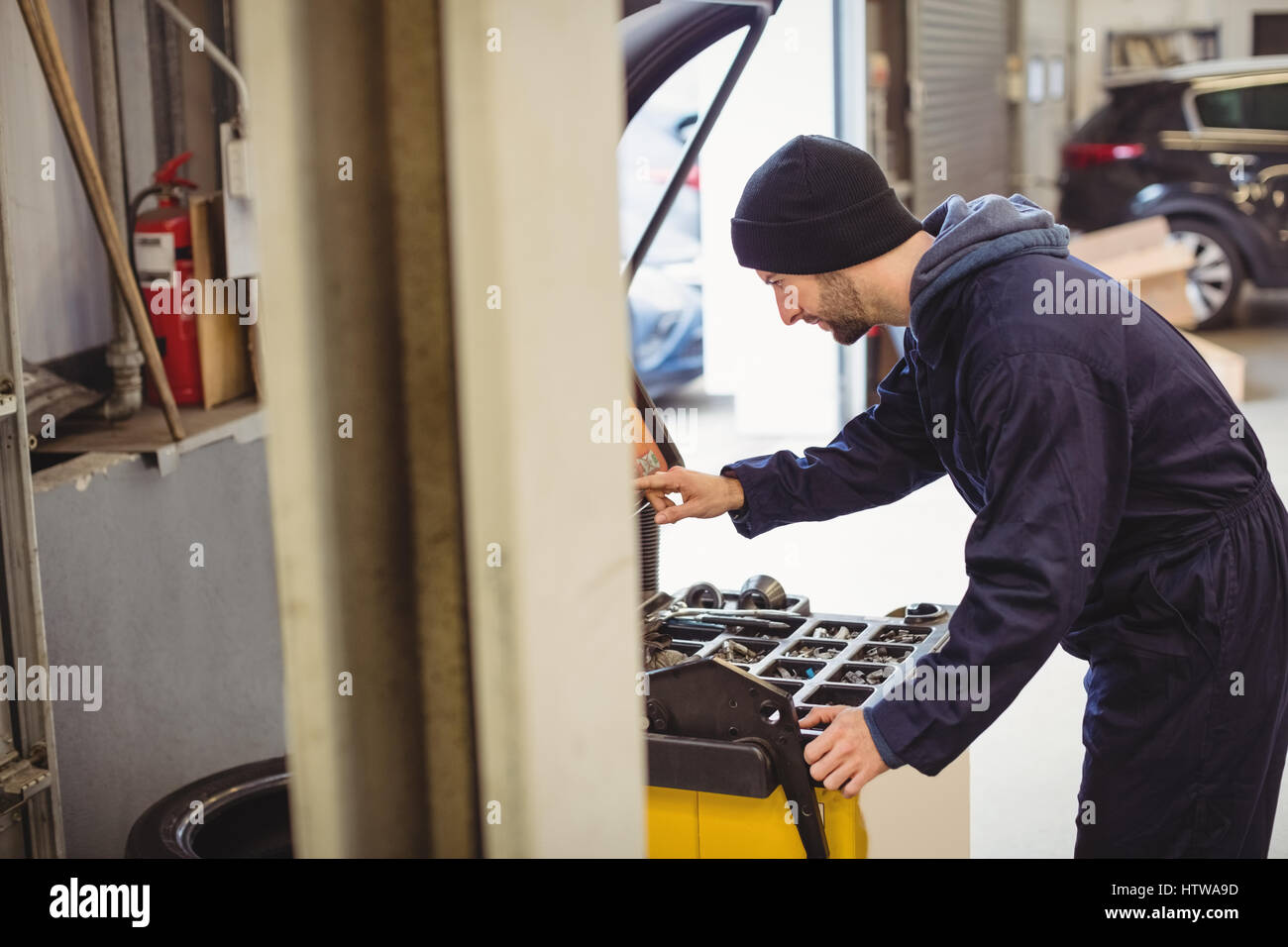 Mechanic using electronic diagnostic device Stock Photo - Alamy