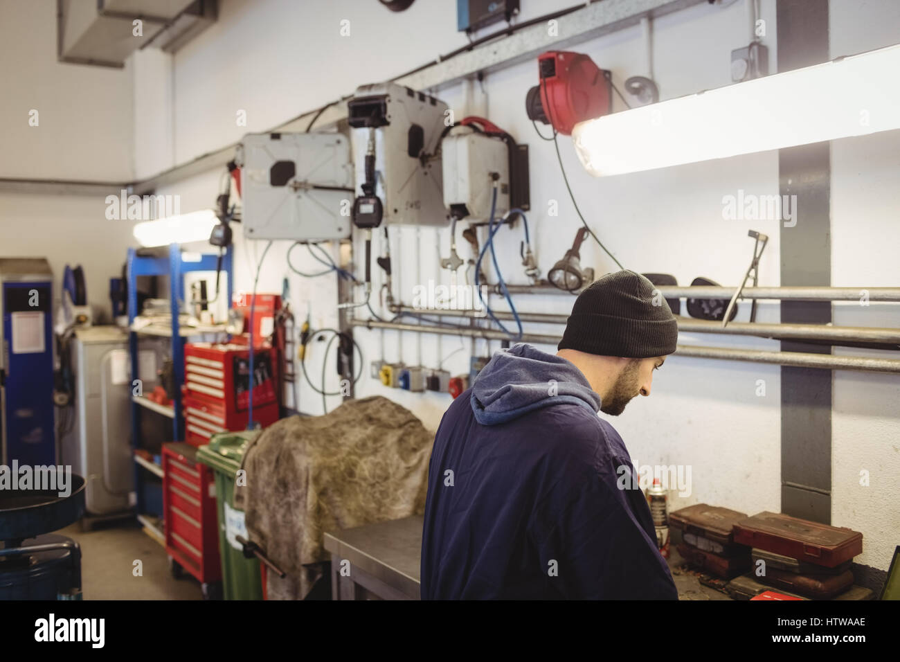 Mechanic working in garage Stock Photo - Alamy