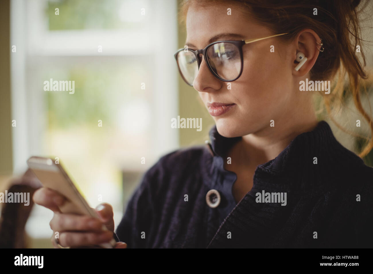 Woman phone home screen hi-res stock photography and images - Alamy