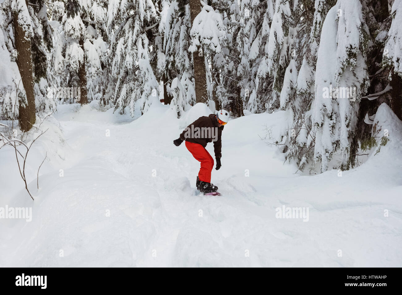 Man snowboarding on snowy mountain Stock Photo - Alamy