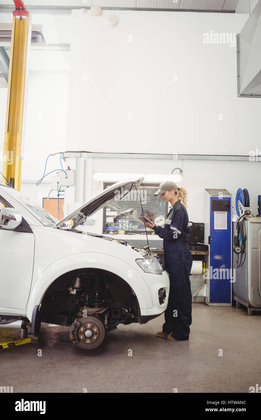 Female mechanic holding digital hi-res stock photography and images - Alamy