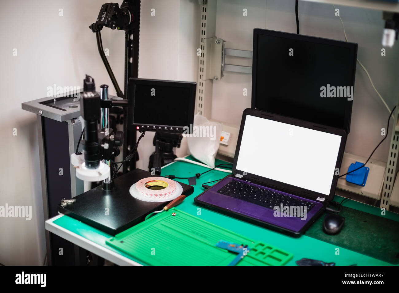 Laptop repairing equipment Stock Photo - Alamy