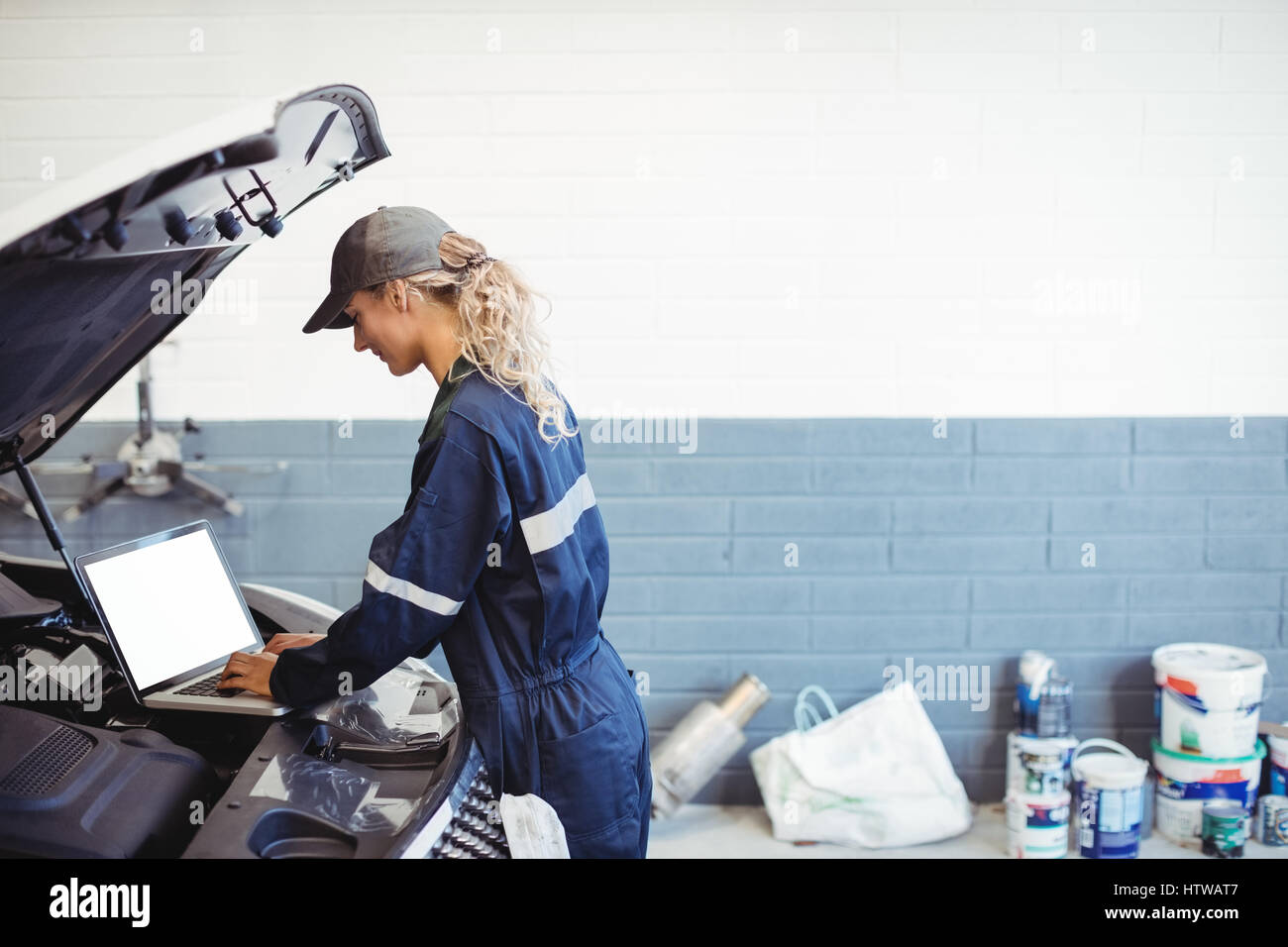 Woman auto mechanic using hi-res stock photography and images - Alamy