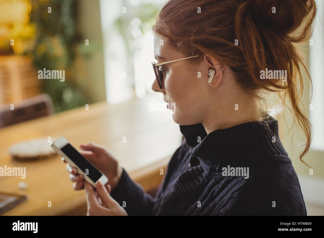 Woman phone home screen hi-res stock photography and images - Alamy