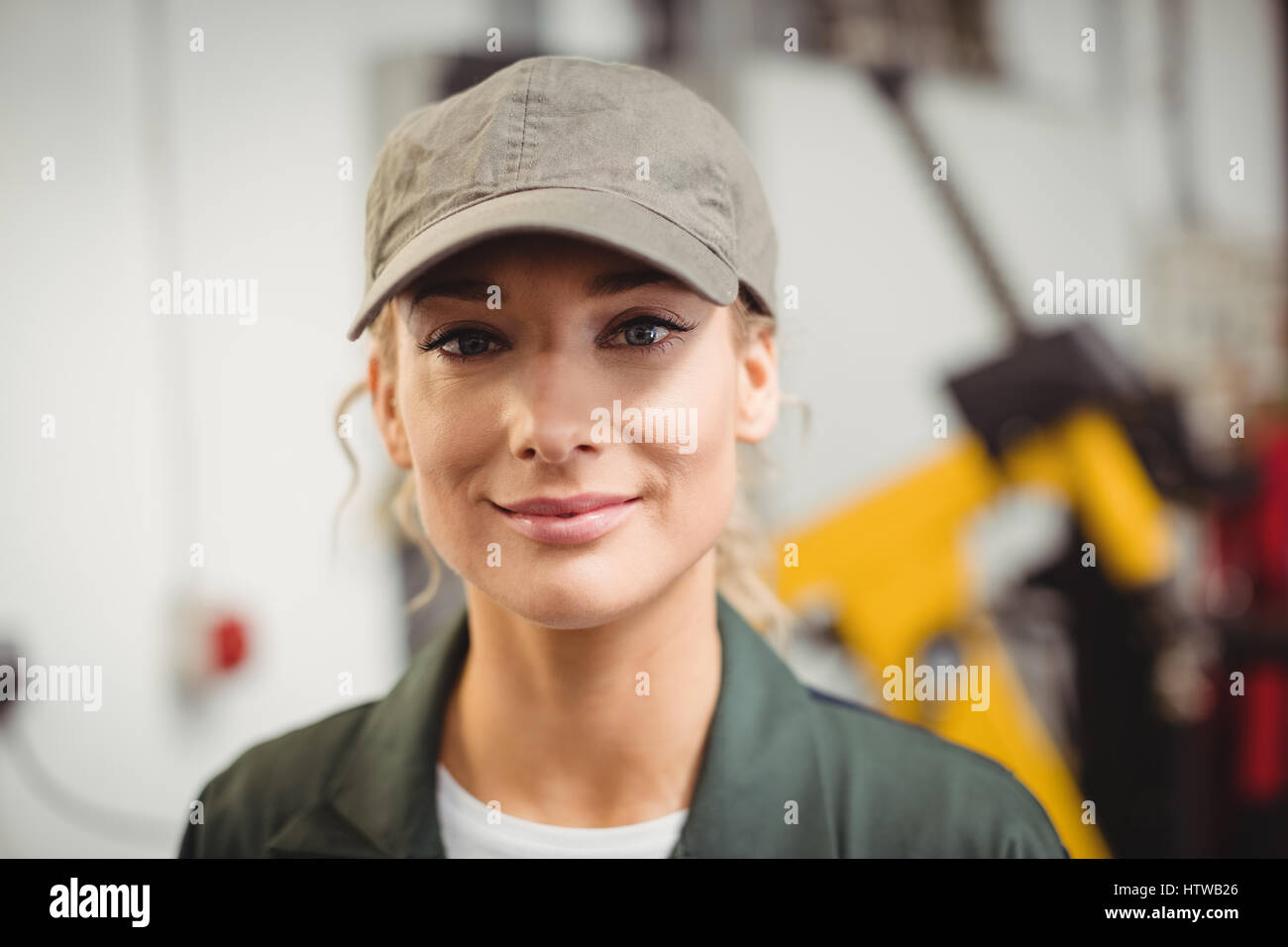 Portrait of female mechanic in repair garage Stock Photo - Alamy