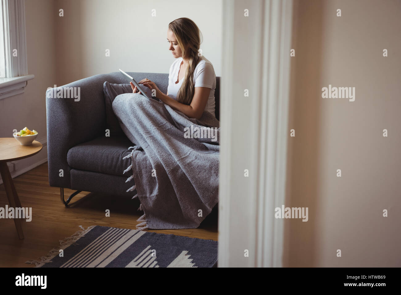 Woman sofa tablet wireless hi-res stock photography and images - Alamy