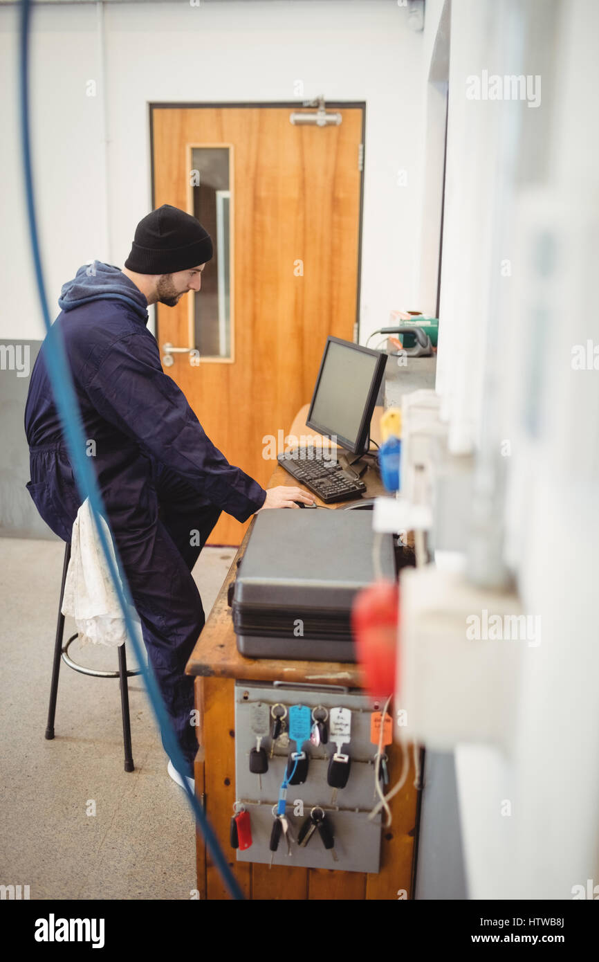 Man on stool mouse hi-res stock photography and images - Alamy