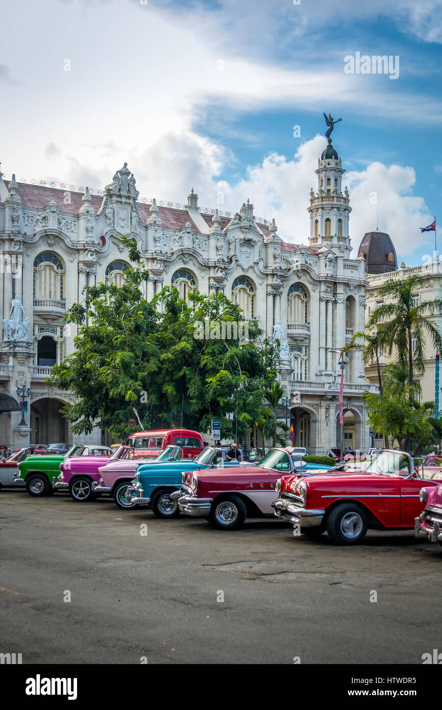 Cuban street art colorful hi-res stock photography and images - Alamy