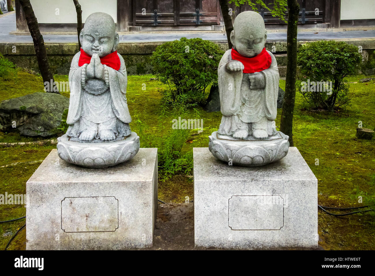 Monk sculpture hi-res stock photography and images - Alamy