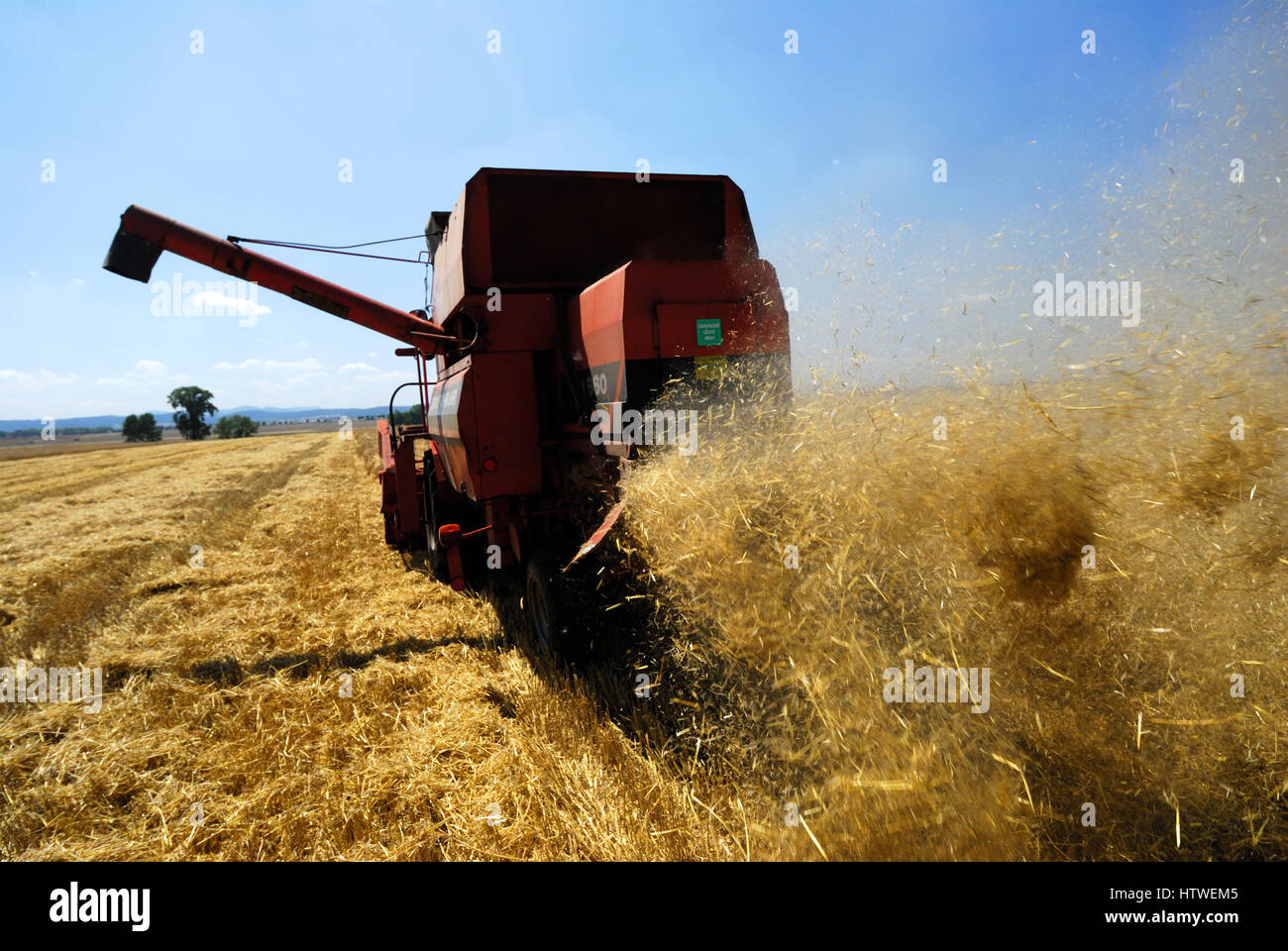 Farms and fields in late afternoon light hi-res stock photography and ...