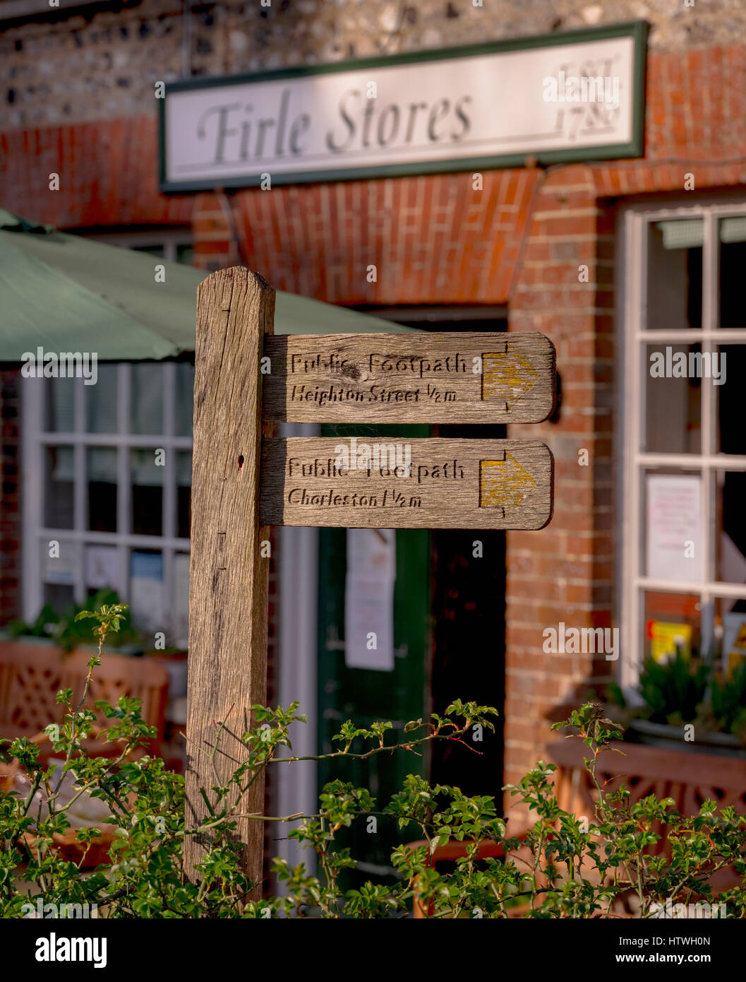 Public footpath signs hi-res stock photography and images - Alamy