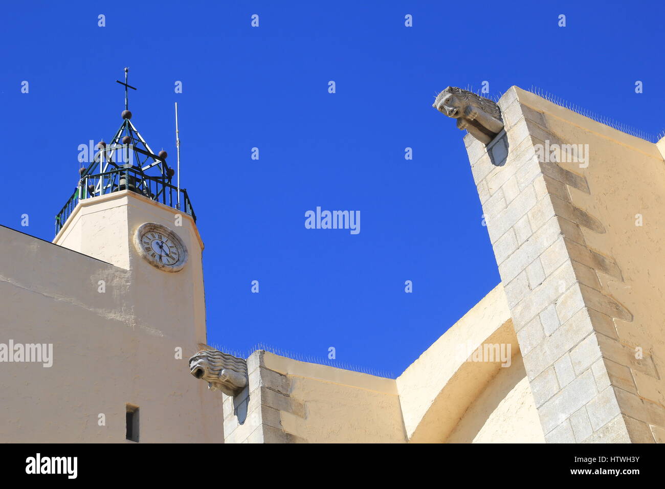 Gargoyles on the church roof hi-res stock photography and images - Alamy