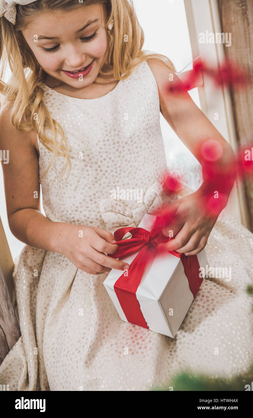 Portrait of cute smiling girl opening gift box Stock Photo - Alamy
