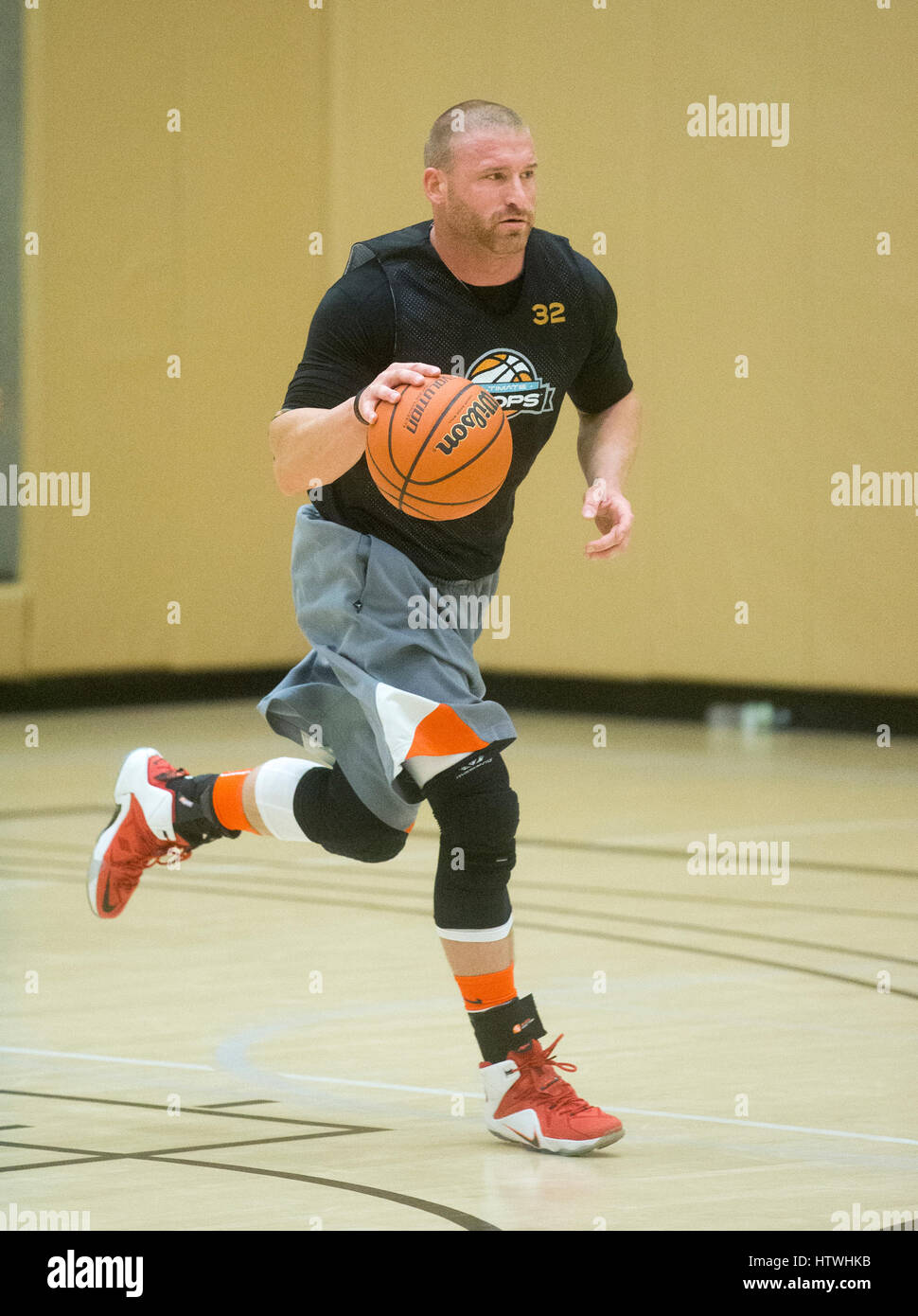A basketball player dribbling a ball Stock Photo - Alamy