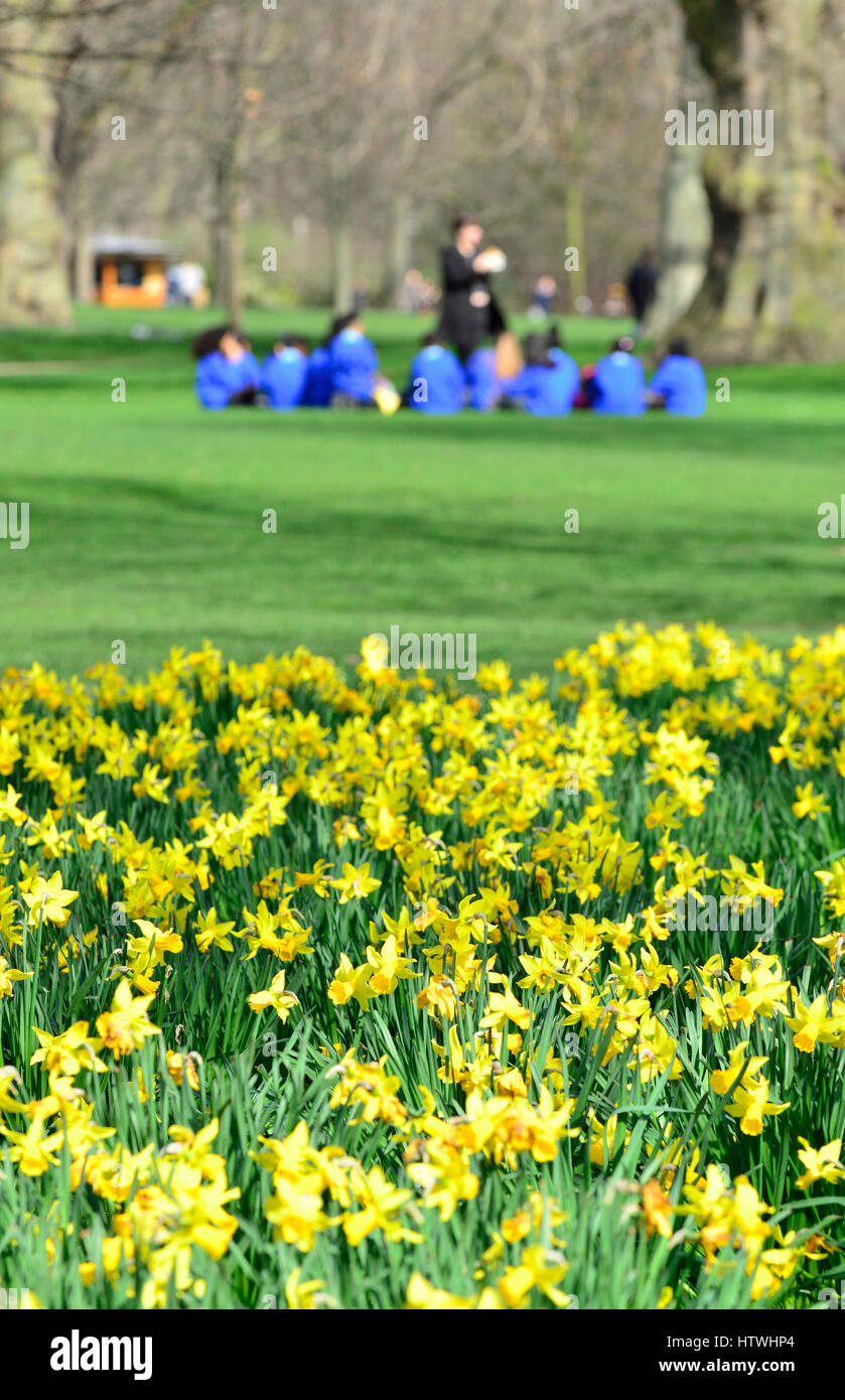 School children day trip england hi-res stock photography and images ...