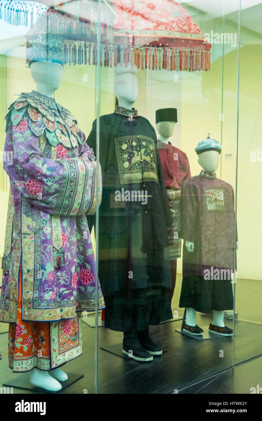 Mannequins in a glass cabinet displaying the dress of a Peranakan ...