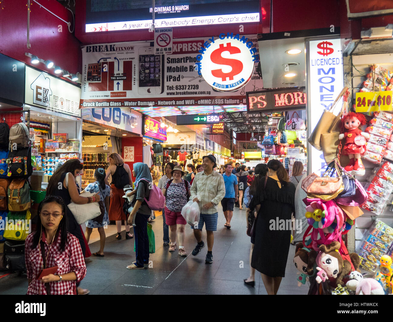 Stalls selling cheap goods in New Bugis Street markets, Singapore Stock ...