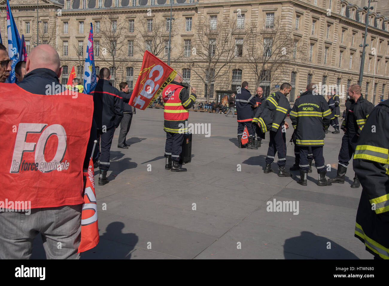 Manifestation in Paris of fire and rescue services Stock Photo - Alamy