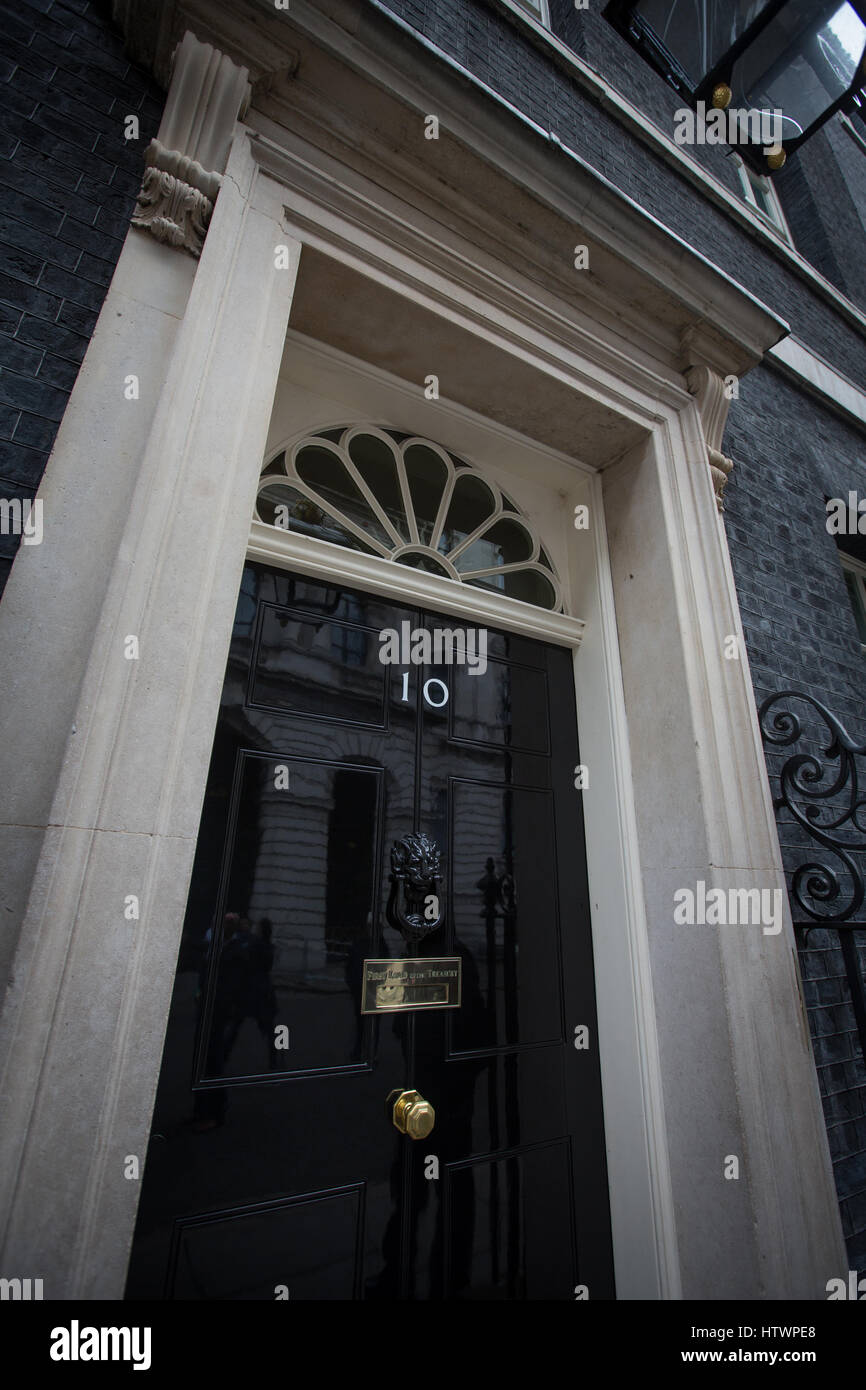 Exterior 10 downing street london hi-res stock photography and images ...