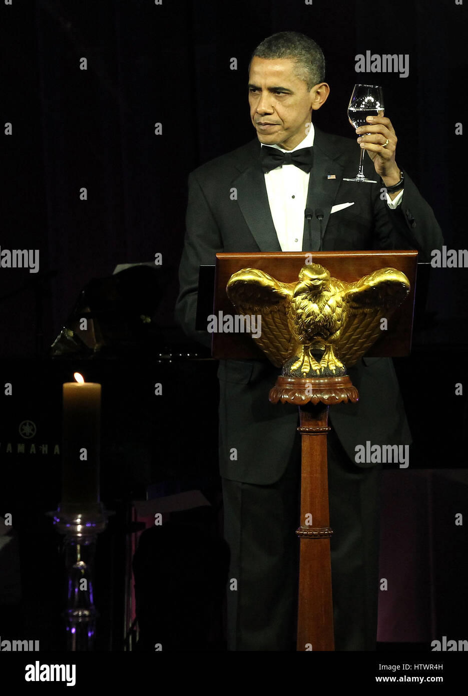 U.S President Barack Obama proposes a toast as he hosts British Prime ...