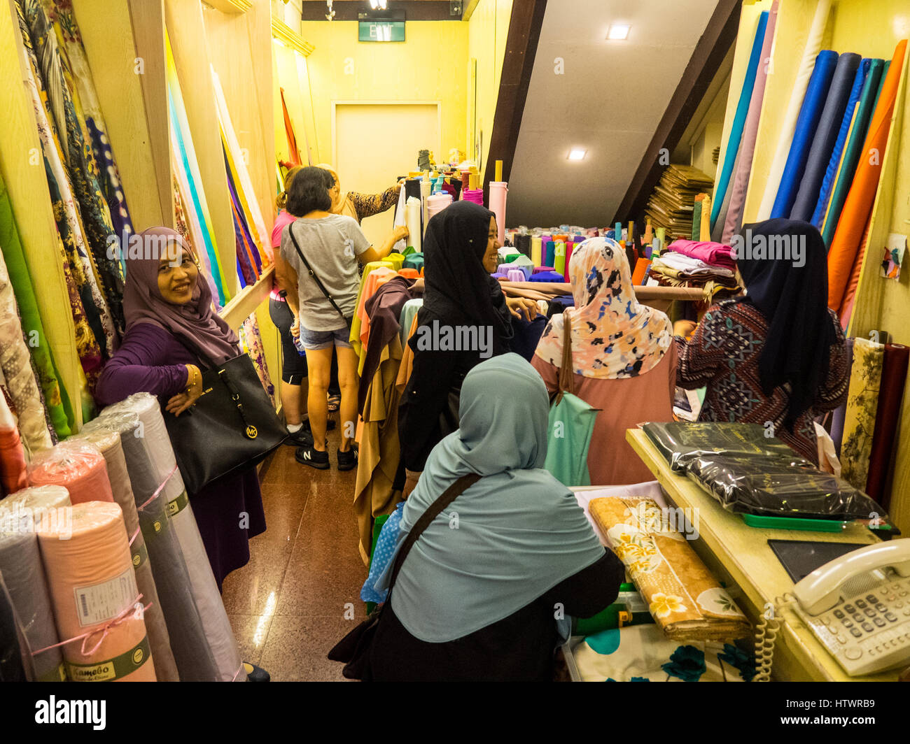 Arab women shopping hi-res stock photography and images - Alamy