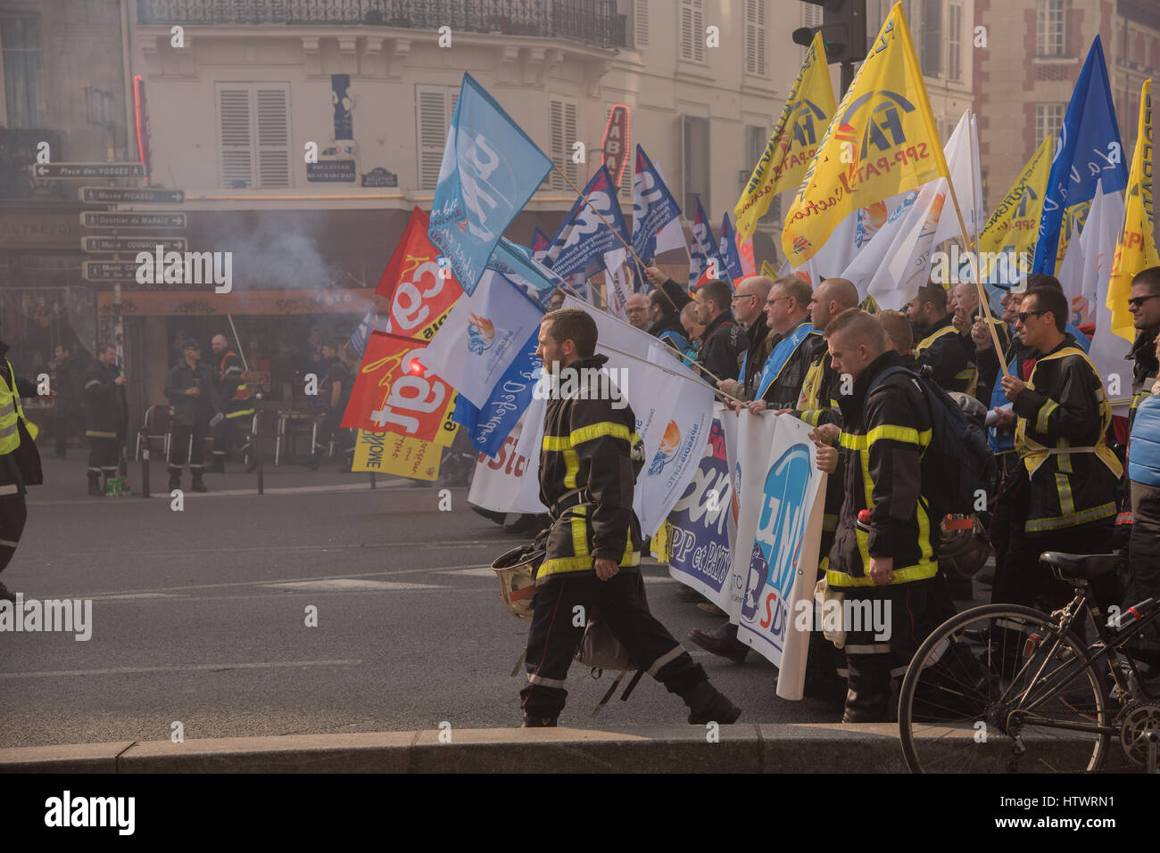 Manifestation in Paris of fire and rescue services Stock Photo - Alamy