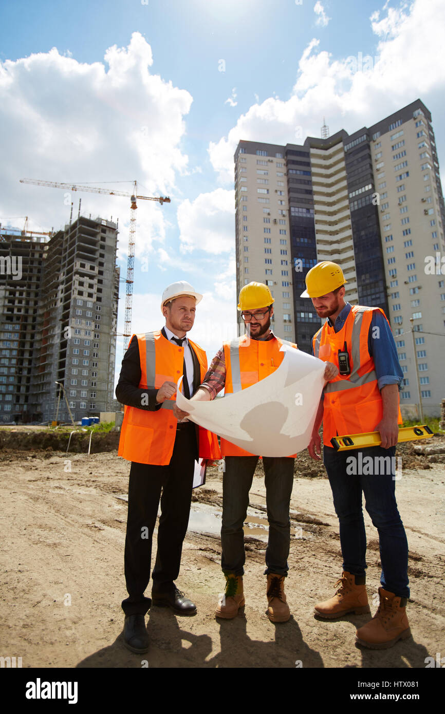 Foreman with sketch explaining his co-workers principles of new project ...