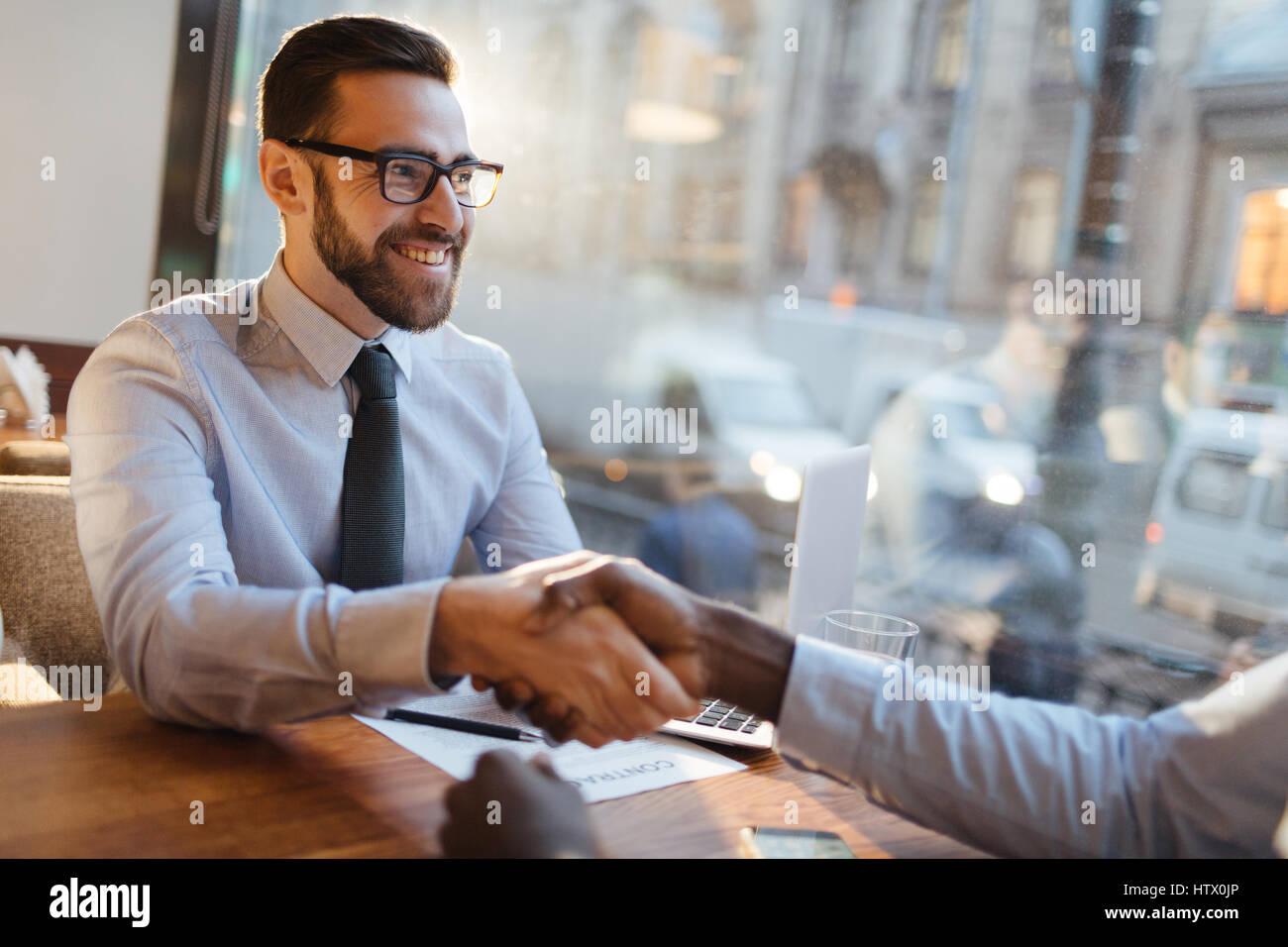 Man shaking hand hi-res stock photography and images - Alamy