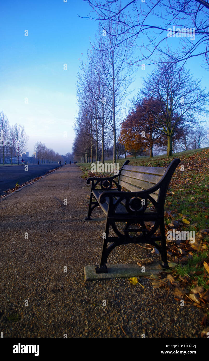 Victorian park bench hi-res stock photography and images - Alamy