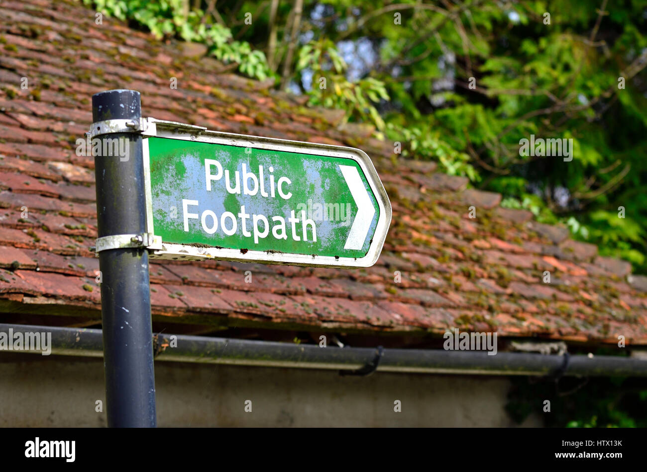 Walking sign countryside hi-res stock photography and images - Alamy