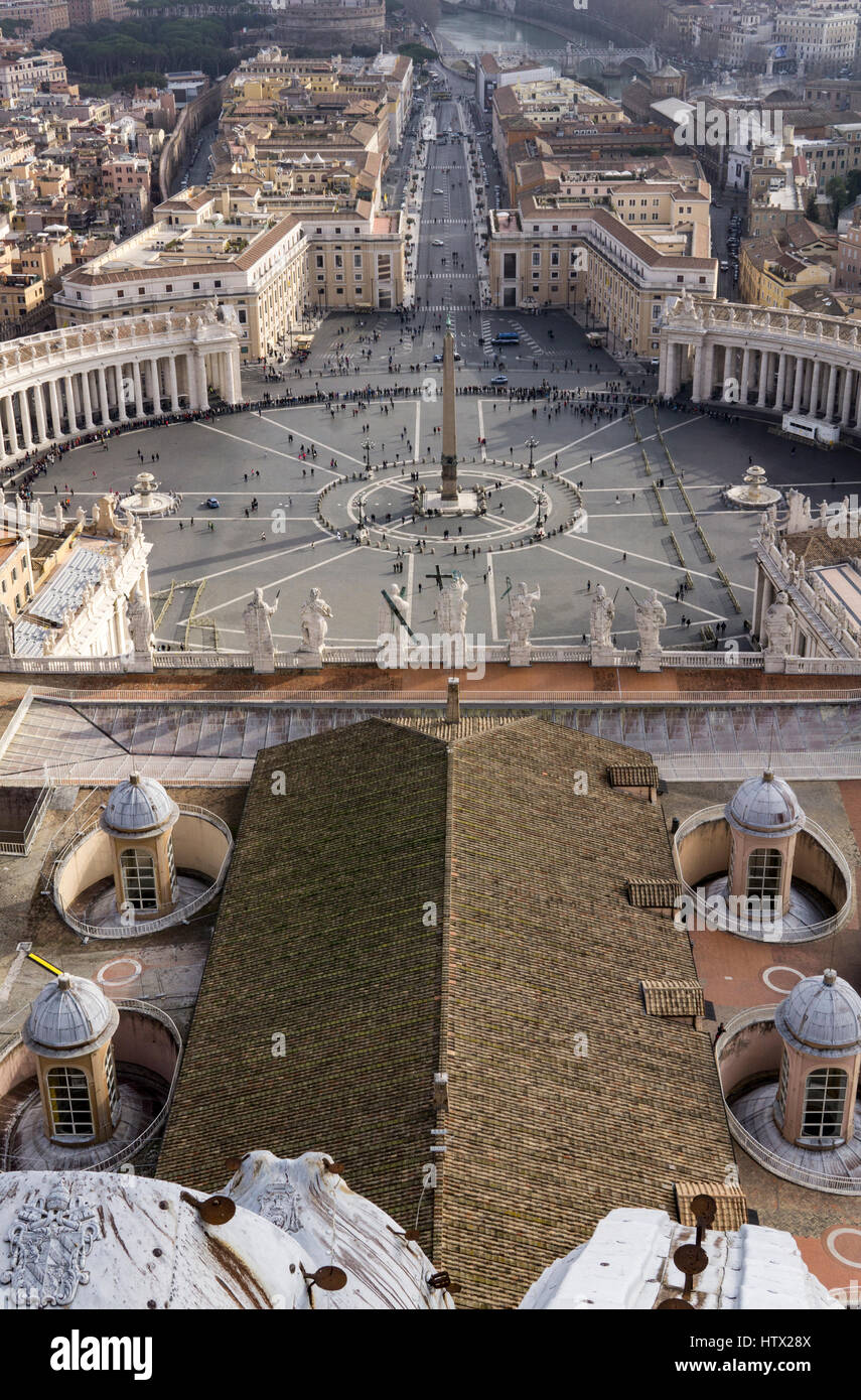 View saint peter square vatican hi-res stock photography and images - Alamy
