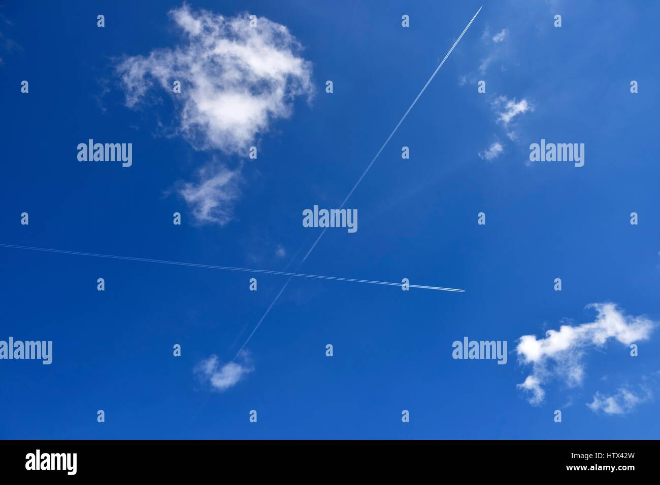 Planes contrail hi-res stock photography and images - Alamy