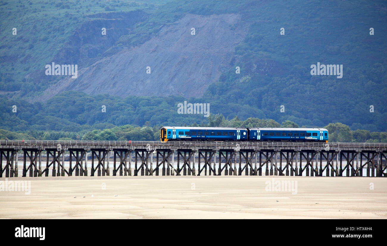 Barmouth estuary bridge train hi-res stock photography and images - Alamy