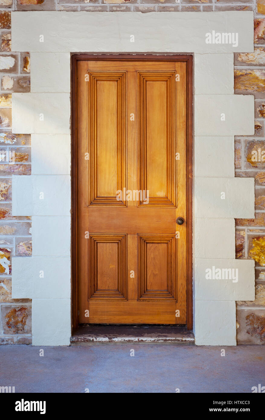 Door entrance building colonial hi-res stock photography and images - Alamy