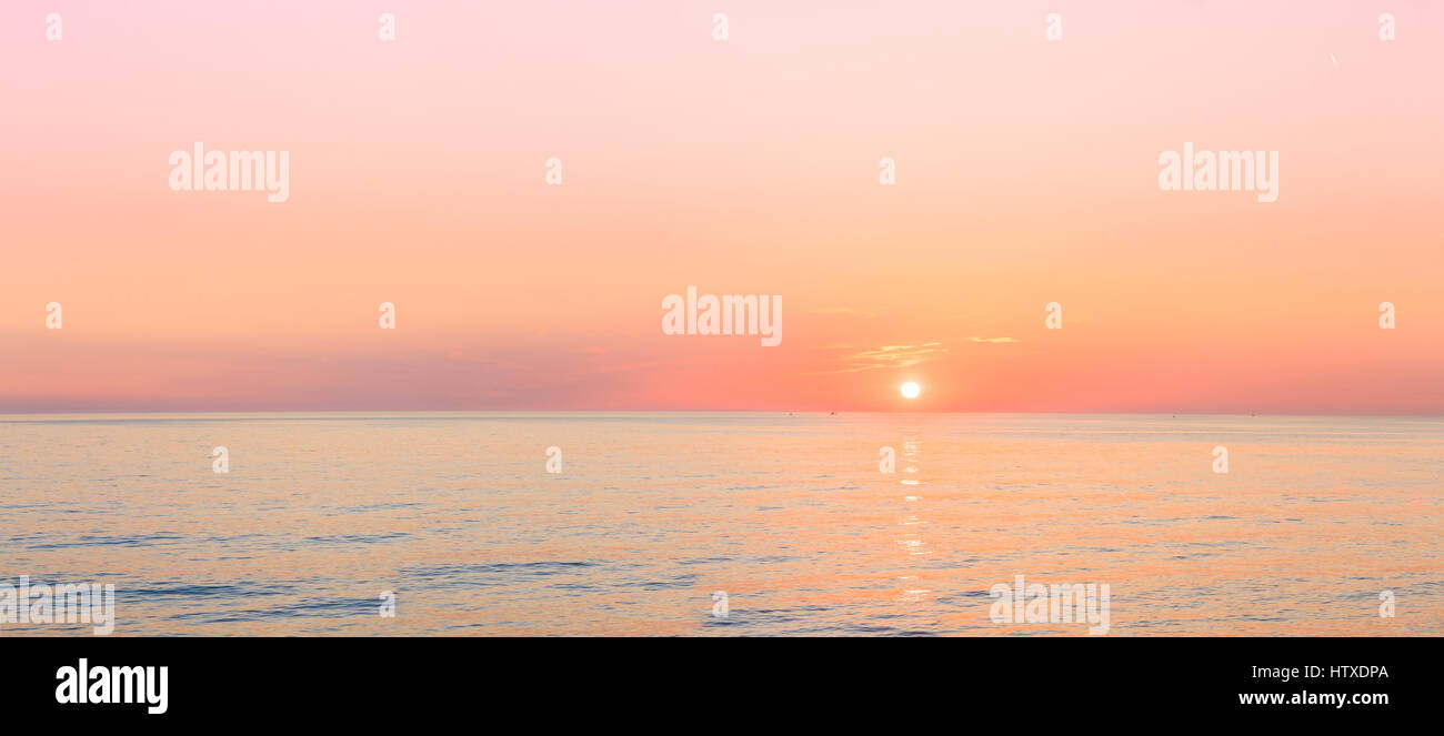 Sun rising over horizon hot hi-res stock photography and images - Alamy