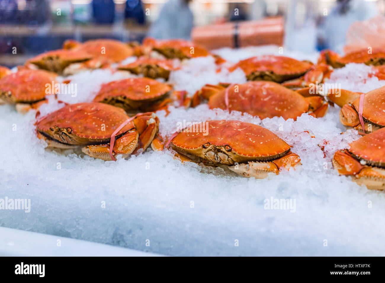 Many whole red cooked crabs on ice Stock Photo - Alamy