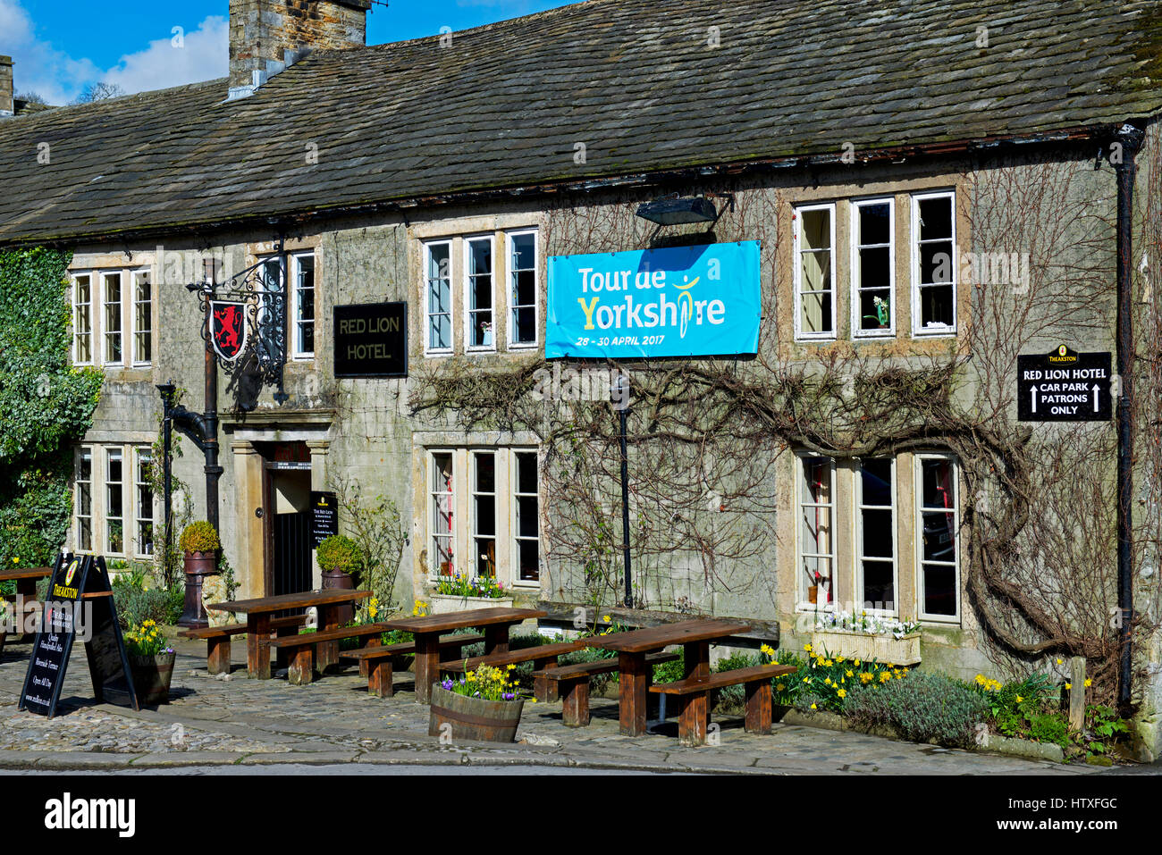 Red lion pub burnsall hi-res stock photography and images - Alamy