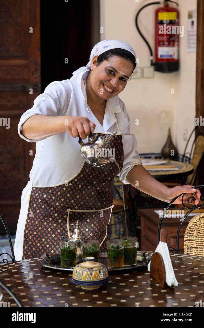 Arab smiling woman hi-res stock photography and images - Alamy